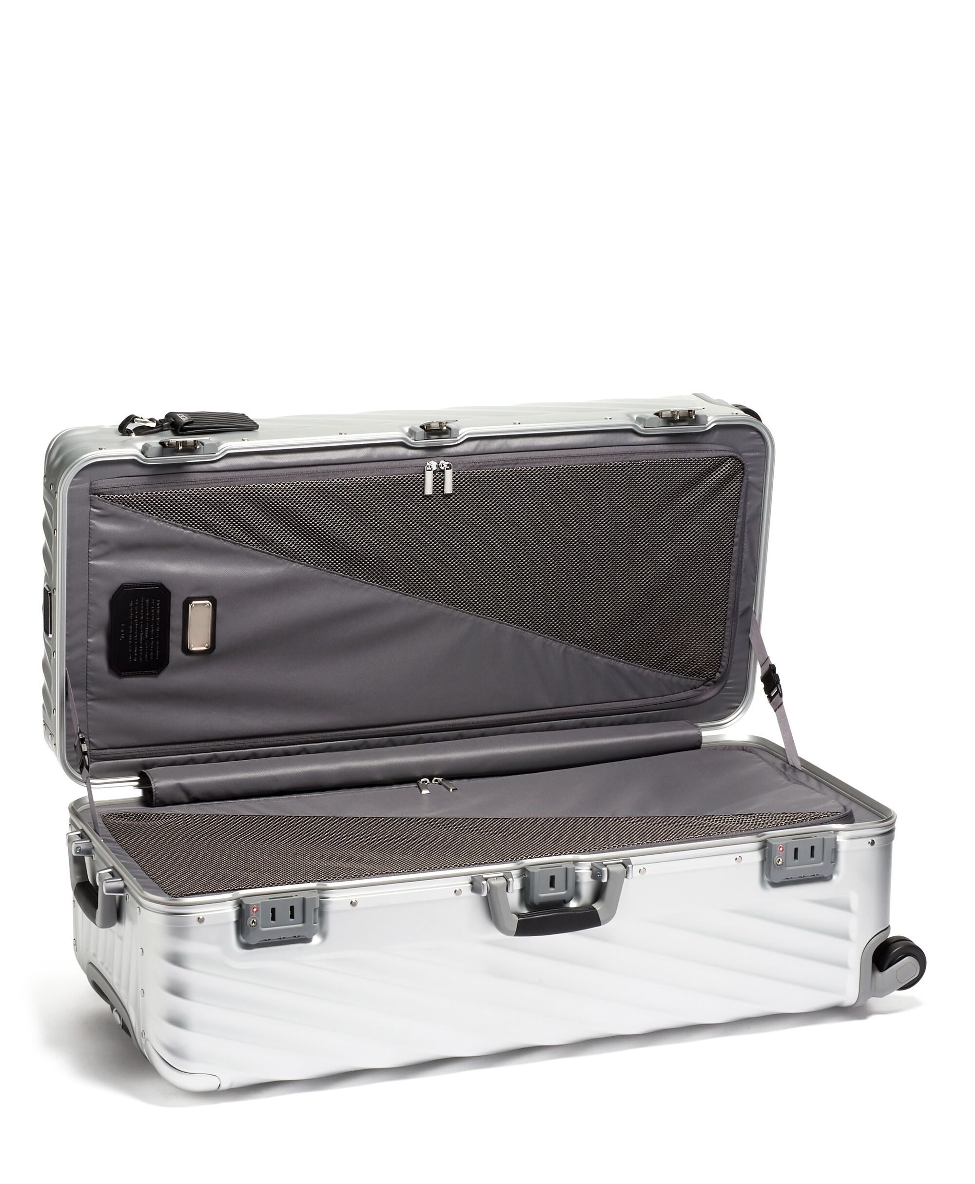 Rolling Trunk in Silver | 19 Degree Aluminum | TUMI Singapore